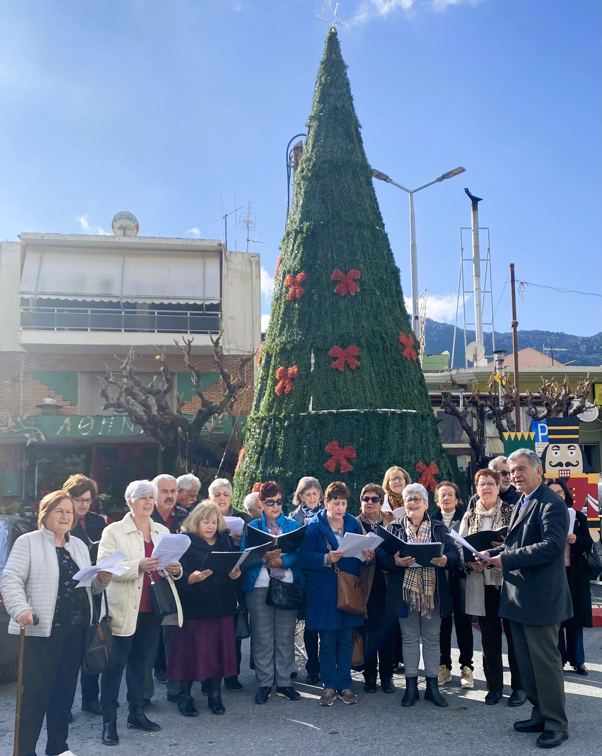 Τα μέλη του Κ.Α.Π.Η. Νεάπολης έψαλλαν τα Κάλαντα των Χριστουγέννων και ...